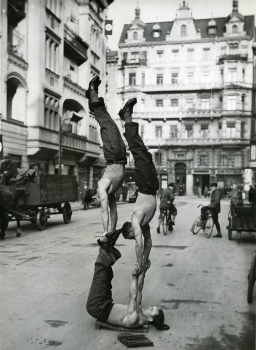 Instant Views [o.] Acrobats, 1900s-1940s - C o c o s s e