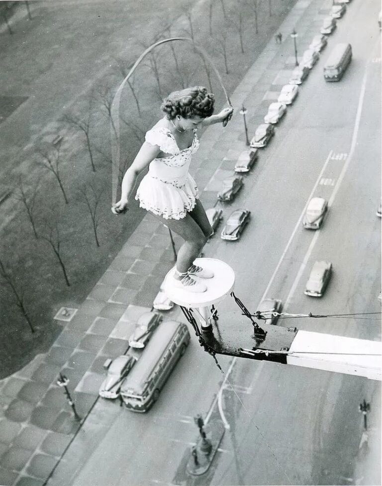 Instant Views [o.] Acrobats, 1900s-1940s - C o c o s s e